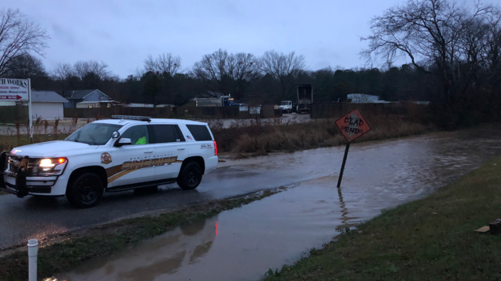 Students stranded after school bus stuck in flood waters | WBMA