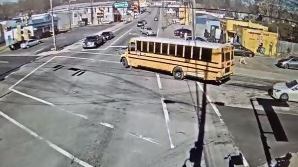 WATCH: Officers chase convicted robber taking off in stolen school bus ...